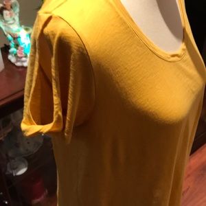 Akini | Tops | Short Sleeved Tee | Poshmark